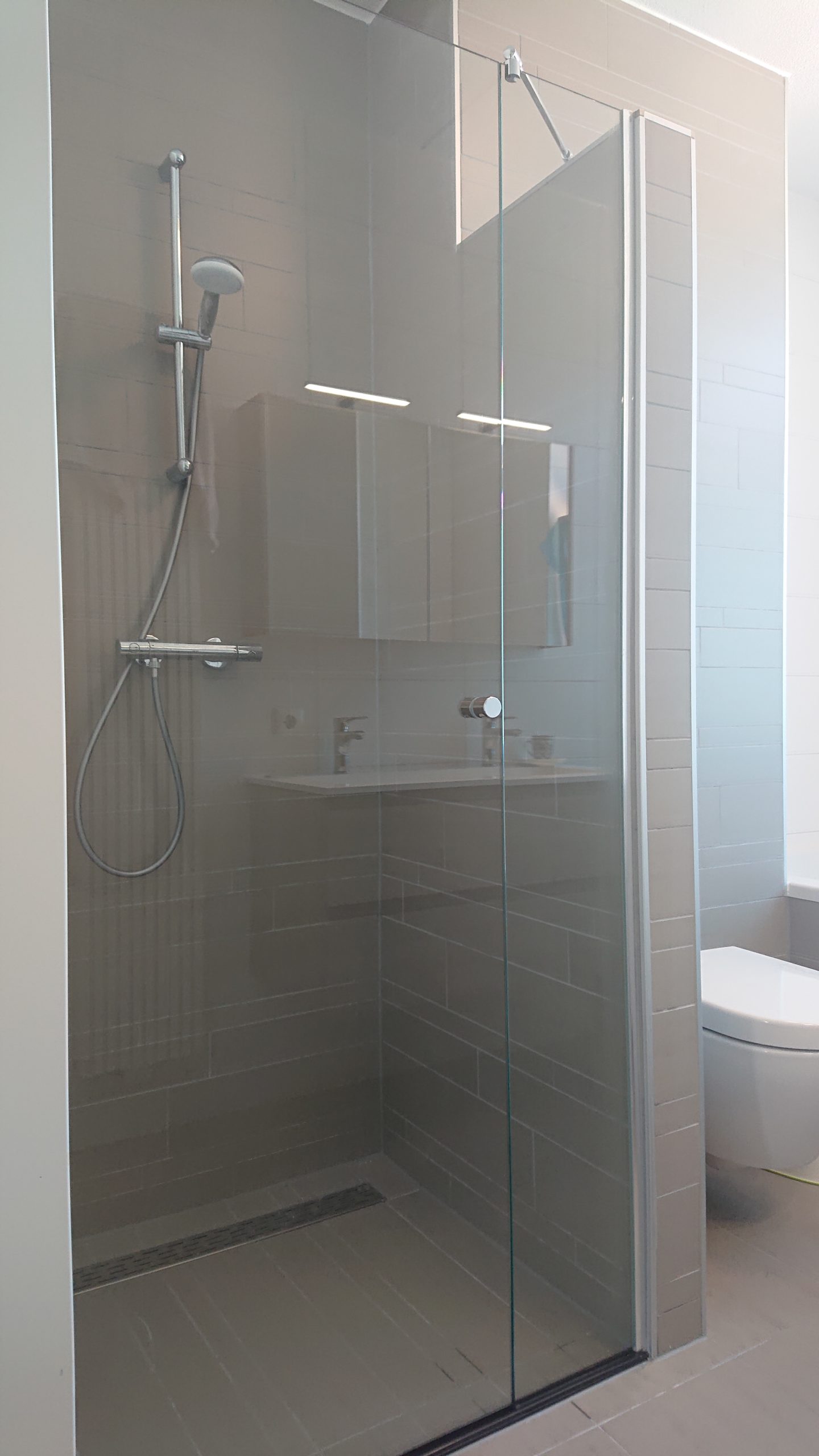 Douchedeuren douchewanden en douchecabines op maat bij glashandel Ariba ...